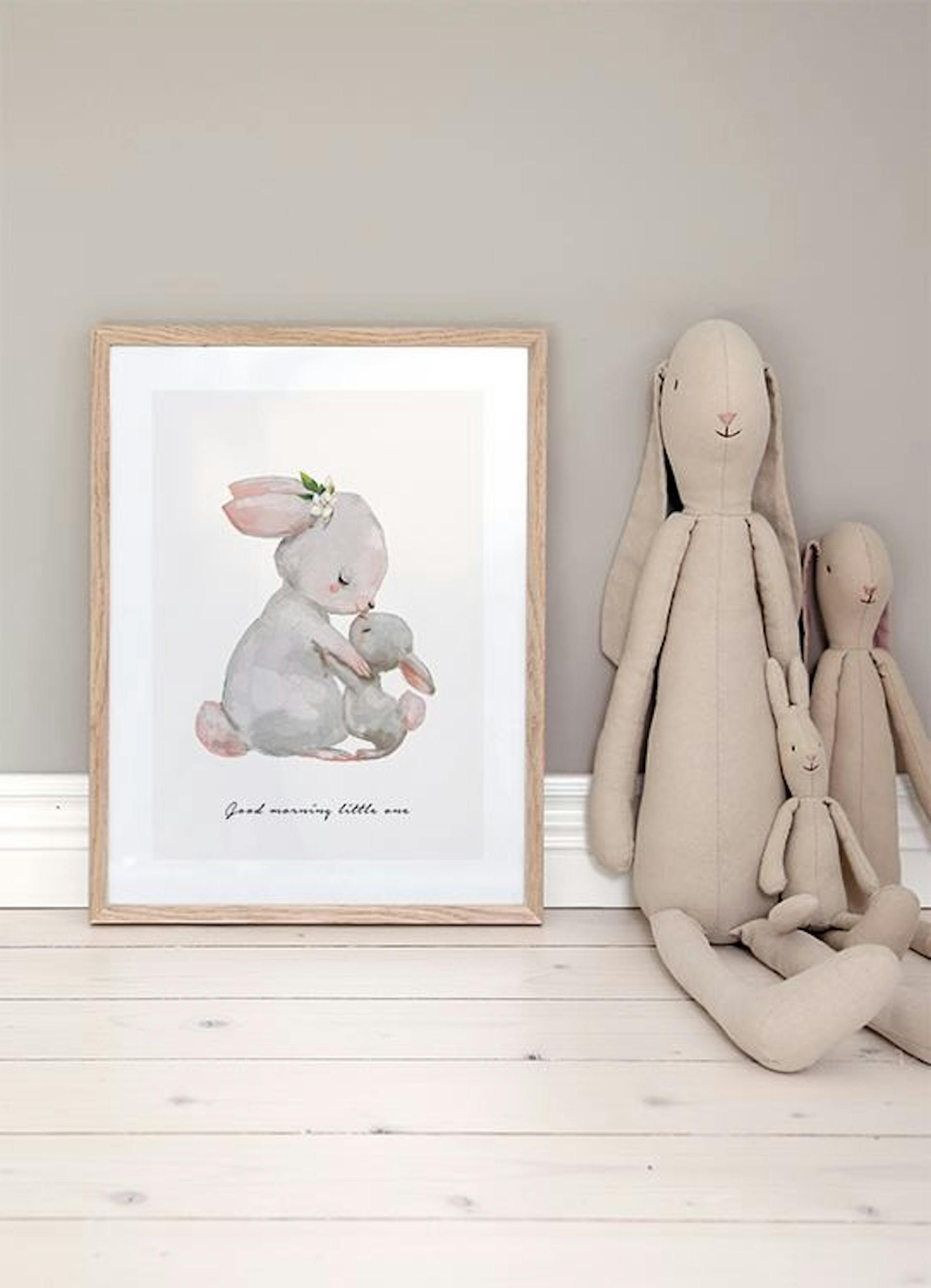 Good Morning Little One Poster - Beijo de coelhinho - Desenio.pt