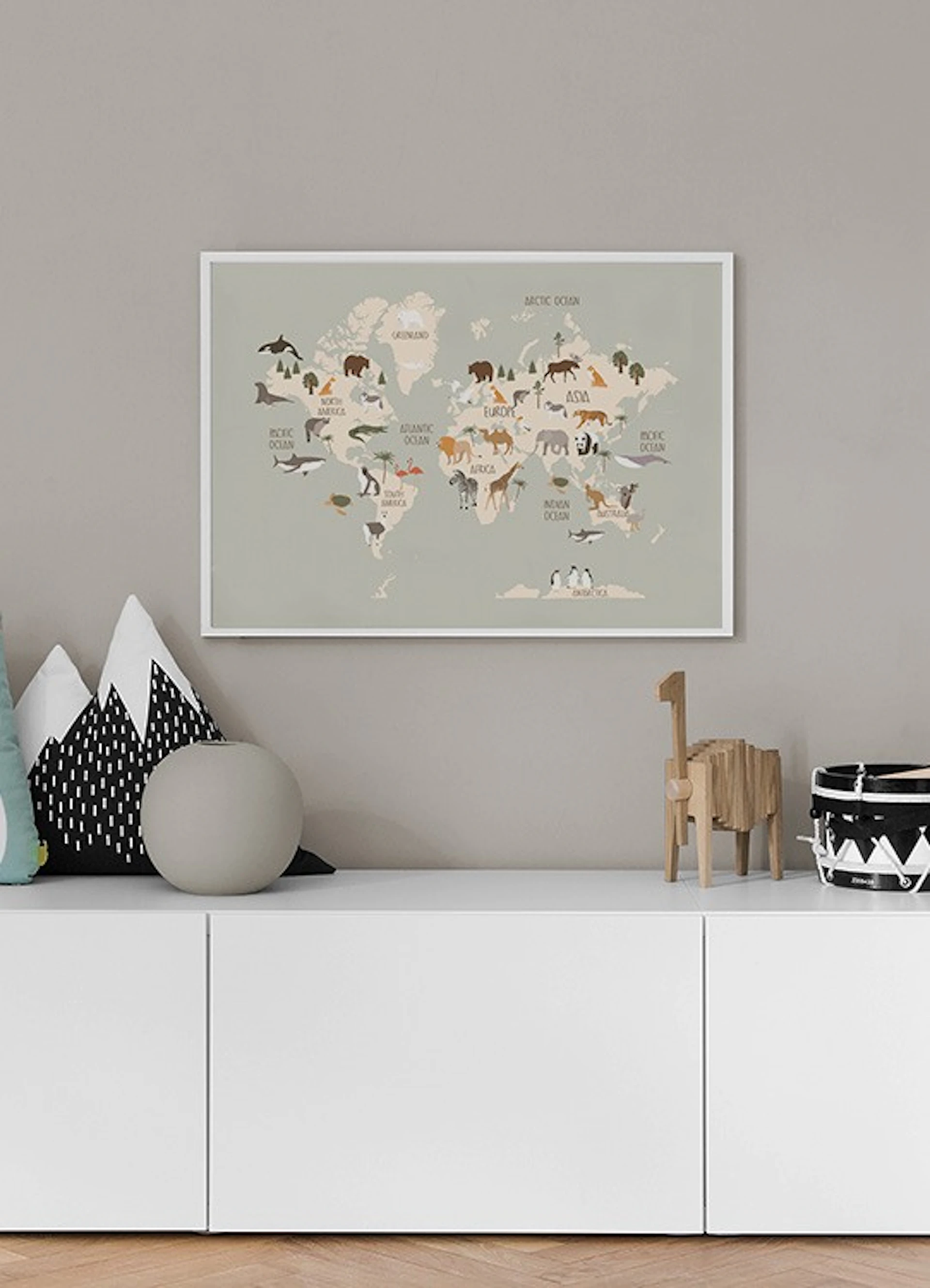 Animals Of The World Map Poster - Världskarta med djur - Desenio.se