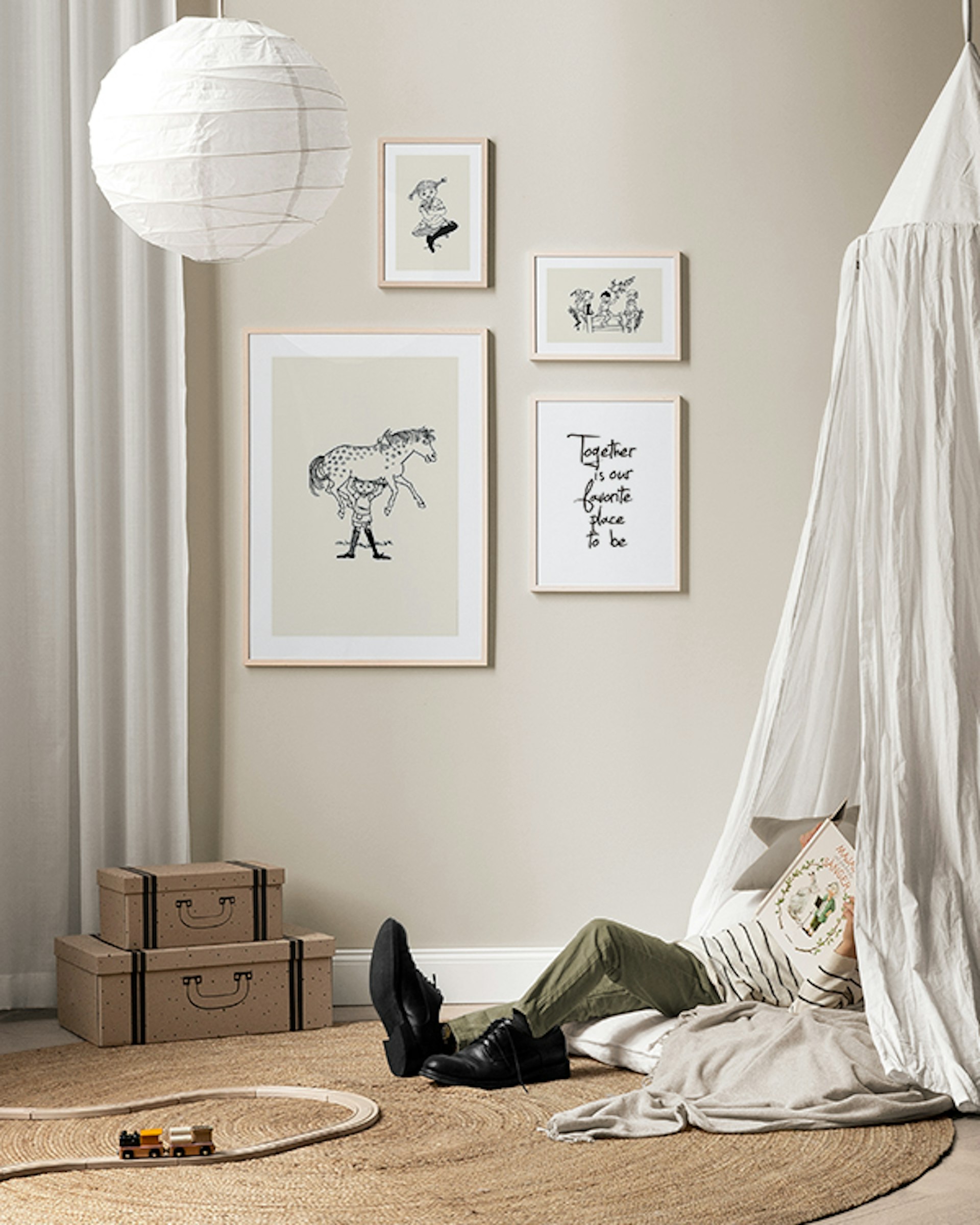 Inred med tavlor i barnrummet | Snygg inredning med tavelvägg i barnrum