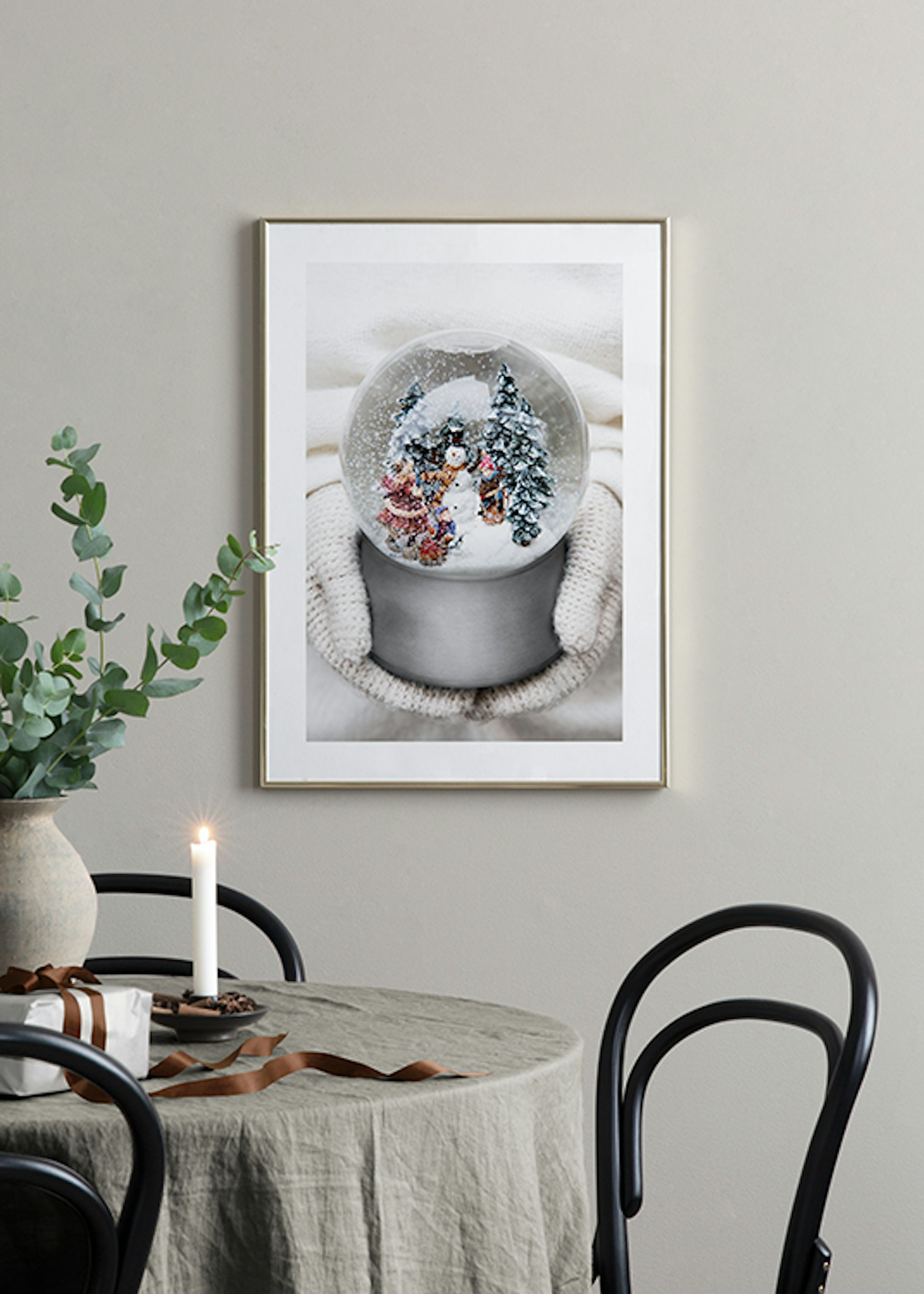Snow Globe Poster - Vintersnöglob - desenio.se