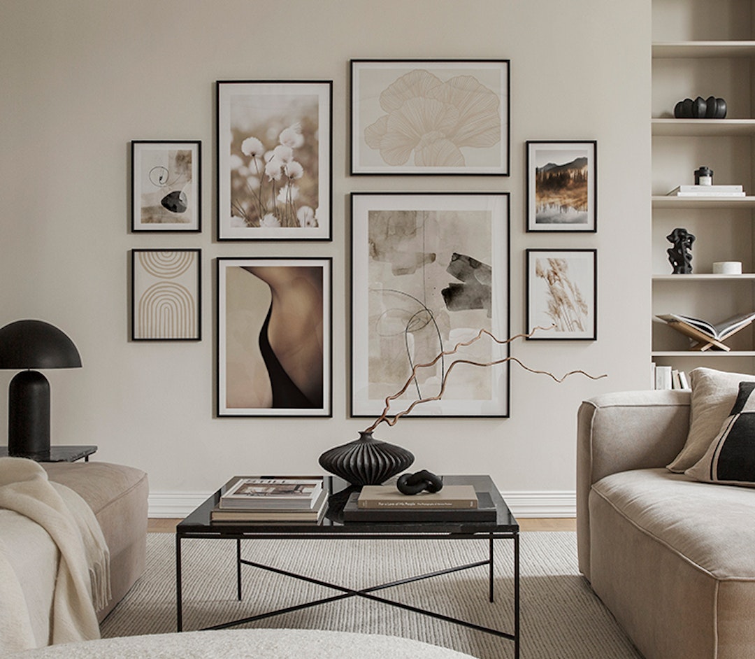 Tavelvägg i vardagsrum | Skapa en snygg tavelvägg med tavlor i ...