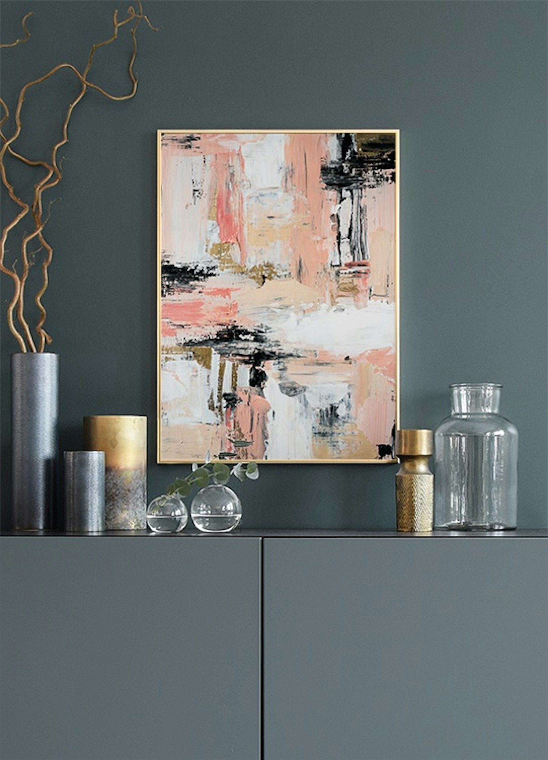 Abstracte poster met abstracte kunst in wit, zwart en roze. Van Desenio.