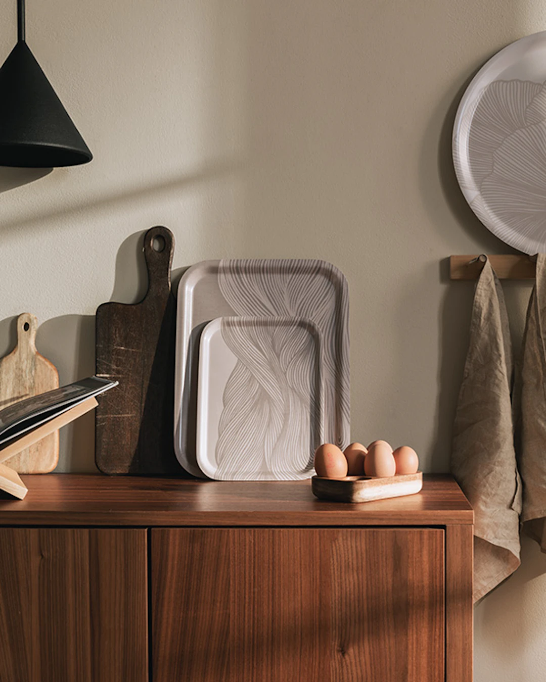 Line Wave Dark Tray